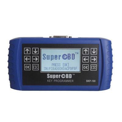 Programmeur tenu dans la main de la clé OBD2 de SuperOBD SKP-100