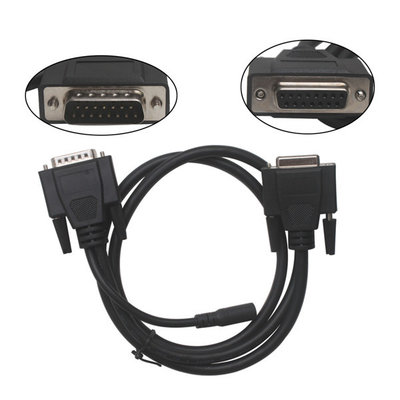 Programmeur tenu dans la main de la clé OBD2 de SuperOBD SKP-100