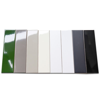 De badkamers verglaasde tegel van de decoratie ceramische muur in groene kleurenfamilie