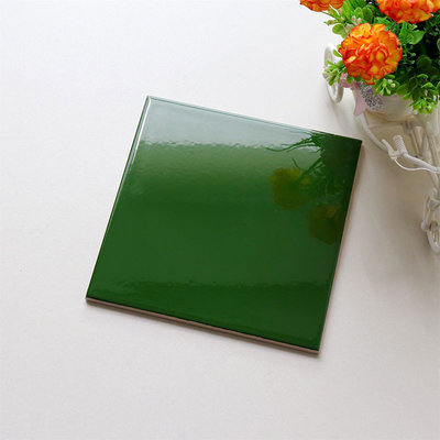 De groene Tegel van de Keramische tegels Mooie Decoratieve Ceramische Muur voor Binnen en Openluchtdecoratie