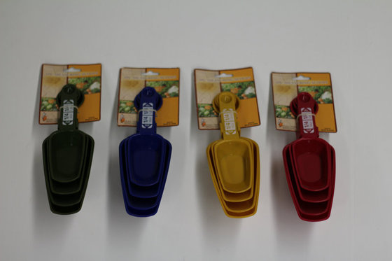 Cucharadas de medición del plástico, productos de la cocina con color de encargo