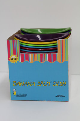 Il banana split serve la plastica, prodotti della cucina con i colori su ordinazione
