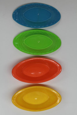 Il banana split serve la plastica, prodotti della cucina con i colori su ordinazione
