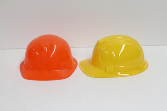 La sicurezza scherza i caschi di plastica