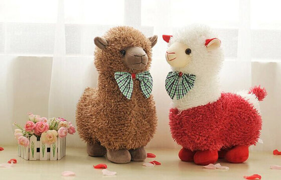 L'abitudine morbida serica bianca della peluche di perfezione dell'alpaga della ragazza della pelliccia ha farcito i giocattoli per regalo di compleanno