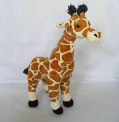 Giocattoli adorabili dell'animale farcito della giraffa di Brown che si siedono e che stanno posa