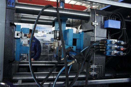 Macchina specializzata montaggio ad alta velocità 300Ton dello stampaggio ad iniezione del PVC