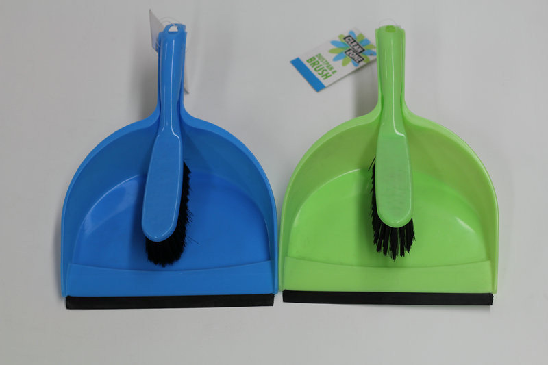Rullo mini residuo di stoffa di verde/blu, paletta per la spazzatura di plastica e spazzola per fare piazza pulita