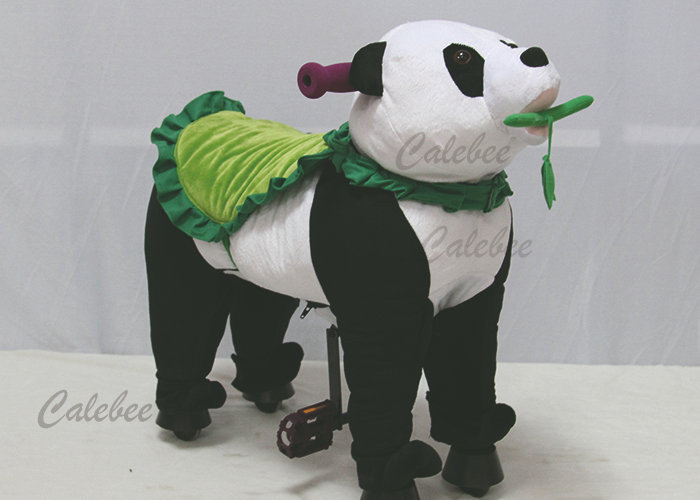 Il panda dell'animale farcito del giocattolo con le ruote monta il cavallo di camminata dell'attrezzatura dell'interno del campo da giuoco