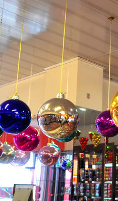 Boule gonflable adaptée aux besoins du client de miroir de ruban gonflable coloré de ballon