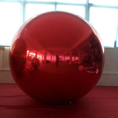 Les ballons à air gonflables rouges de la publicité reflètent la boule avec le compresseur pour épouser/événement