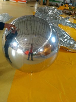 Les grandes boules gonflables annoncées pour le club/mariage présentent la décoration avec le tissu de miroir