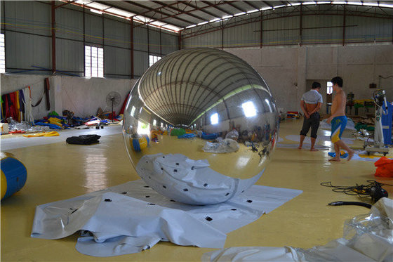 Les grandes boules gonflables annoncées pour le club/mariage présentent la décoration avec le tissu de miroir