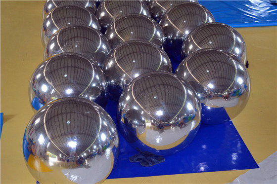 Les grandes boules gonflables annoncées pour le club/mariage présentent la décoration avec le tissu de miroir