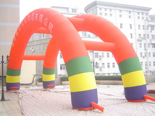 Couleur rouge annonçant la voûte d'Inflatables avec le logo imprimé pour la promotion de festival