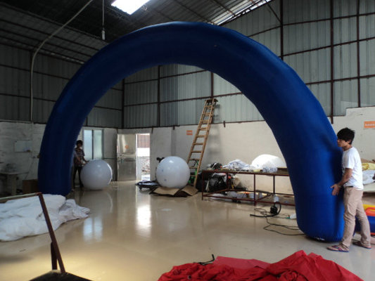 Couleur rouge annonçant la voûte d'Inflatables avec le logo imprimé pour la promotion de festival