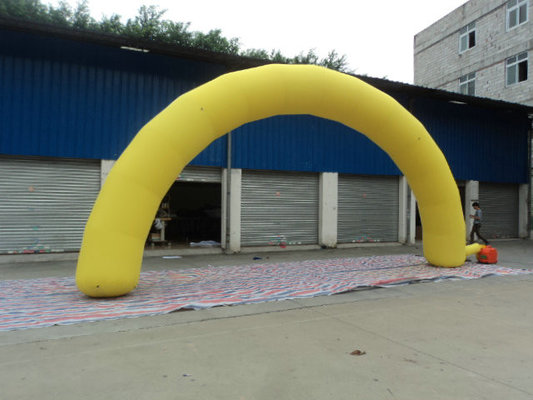 Couleur rouge annonçant la voûte d'Inflatables avec le logo imprimé pour la promotion de festival