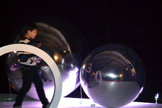 Argent argenté 2 mètres de boule de miroir, ornements gonflables de ballons à air de la publicité