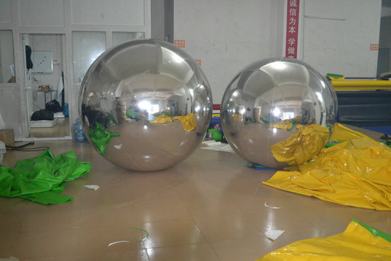 Les ballons gonflables de la publicité de boule de miroir de ruban ont adapté le diamètre aux besoins du client de 3m pour la publicité