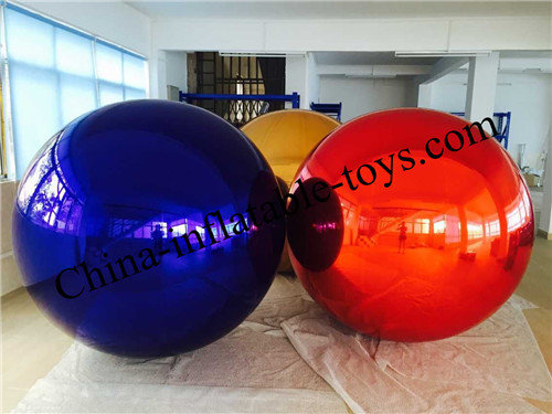 La publicité gonflable géante colorée de boule de miroir monte en ballon des ornements