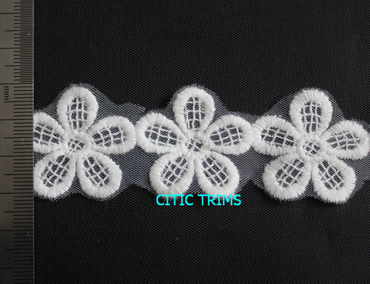 3.2cm Water Soluble Lace Trimming White Color , Little Flower Pattern
