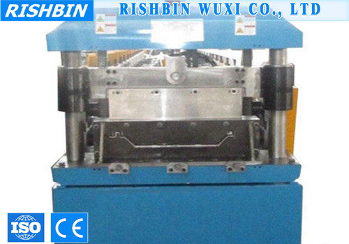 Rolo do telhado da emenda da posição do perfil do fechamento do grampo que forma o equipamento com transmissão Chain