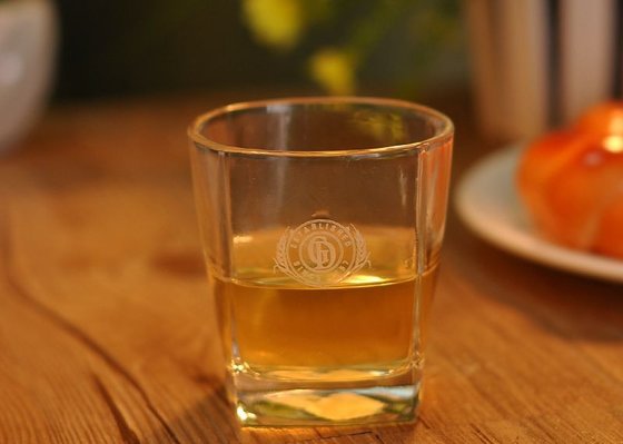 Barware 水ガラスのタンブラーの無鉛正方形の石のウィスキー ガラス