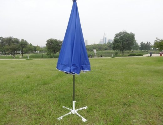 Vent bleu et blanc compact de parapluie de plage résistant avec la base 48&quot; de croix en métal x 8k