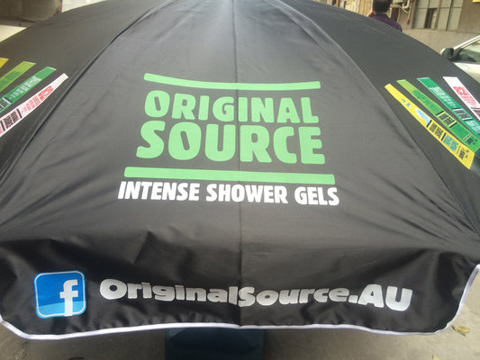 Parapluie de plage résistant se pliant imprimé par écran de vent de couleur de CMYK pour la promotion de cartouche