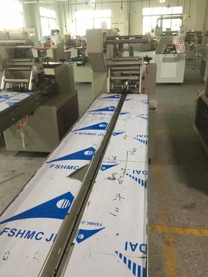 Easy Operation Automatic Horizontal cookies/bread/cake in tray Packing Machine price