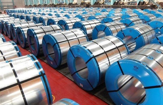 塗られた赤く/青色は SPCC SPCH DX51D Q195、750mm-1250mm の電流を通された鋼鉄コイルを プレコート