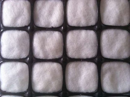 Bitumen Coated PET Geotextile Composited With Glass Fiber / Polyester Yarn