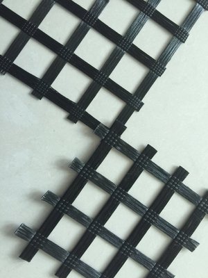 Triaxial / Uniaxial Warp Knitted Retaining Wall Geogrid PVC Coating Tear Resistance