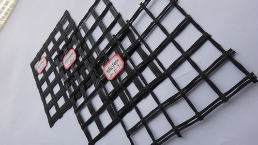 Black Fiberglass Geogrid Geosynthetic Materials 80KN/M For Retaining Wall