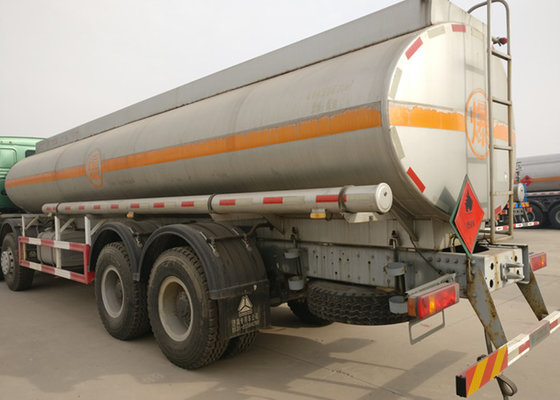Caminhão de petroleiro SINOTRUK do combustível de quatro eixos HOWO 30 - 40 toneladas para o transporte do óleo