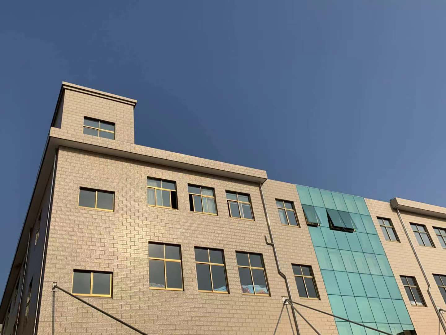 Wuxi Yanjia Dress Co., Ltd.