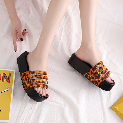 Hot Wholesale Shoes Latest Summer Women Sandals leopard grain flat cloud slides Comfortable ladies slippers