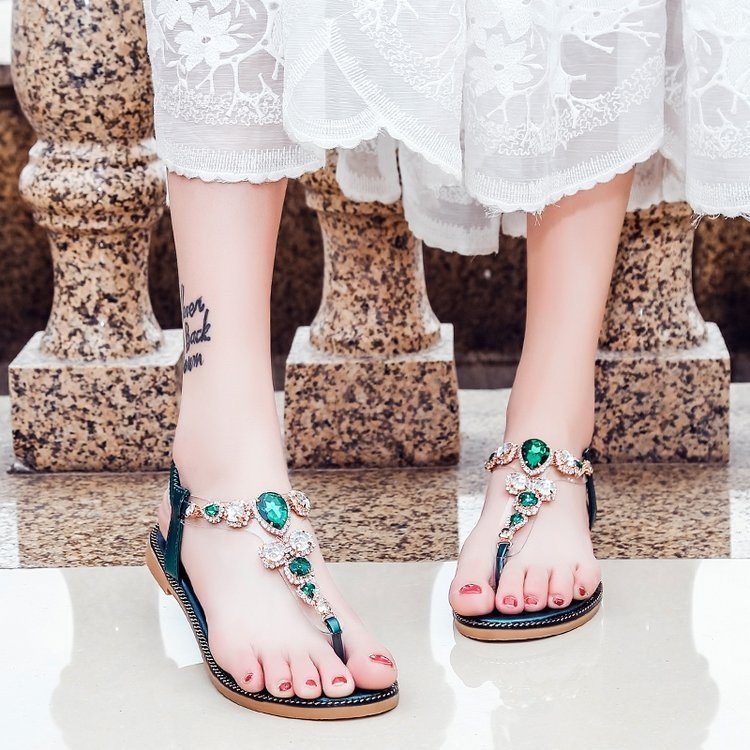 Wholesale female summer flat flip flops slippers 2022 new design simple beach rhinestone sandals women shoes