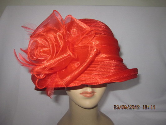Custom Women Elegant Organza Ribbon Bow Cloche Hat with Soft Feather Inside for Party