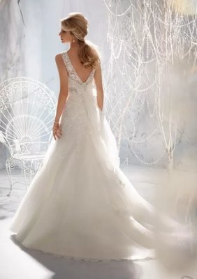 Classic A Line Ball Gown Wedding Dress , Crystal Wedding Dresses Exquisite Gauze Tail