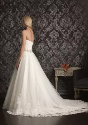 Sleeveless Muslim White Wedding Dress / Embroidered Lace Wedding Ball Gown