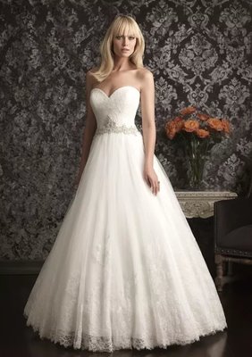 Sleeveless Muslim White Wedding Dress / Embroidered Lace Wedding Ball Gown