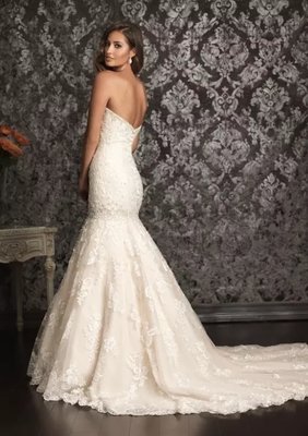 Fashionable White Fit And Flare Wedding Gown For Beautiful Girls And Ladies