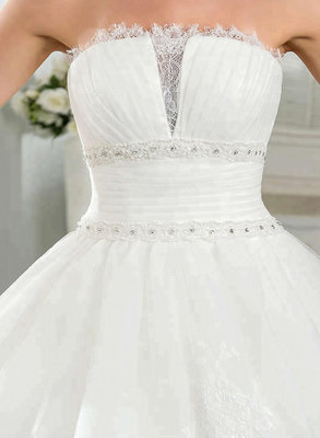 Summer Sleeveless Ladies Wedding Dresses Floor Length Beaded Technics