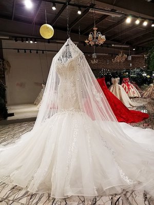Deep V-collar, slim tail, simple European and American wind belt, high-end white wedding dress