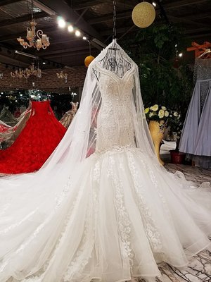 Deep V-collar, slim tail, simple European and American wind belt, high-end white wedding dress