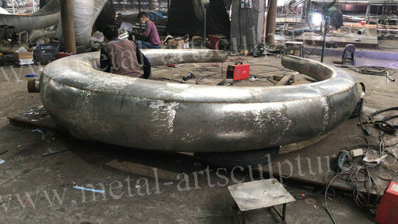 Crescent Moon Shape Modern Metal Sculpture As Wonderful Shopping Mall Decoration