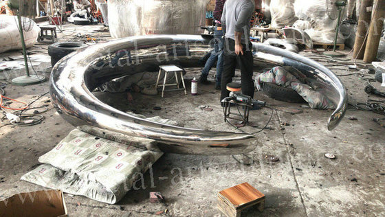 Crescent Moon Shape Modern Metal Sculpture As Wonderful Shopping Mall Decoration