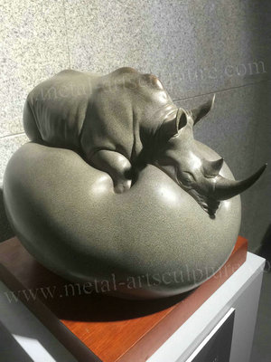 Rhinoceros Shaped Fiberglass Animal Sculptures Size Customized For Indoor Decor