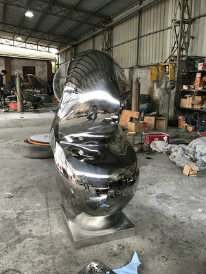 High Polished Abstract Letter Metal Sculpture With Glossy And Smooth Metal Surface